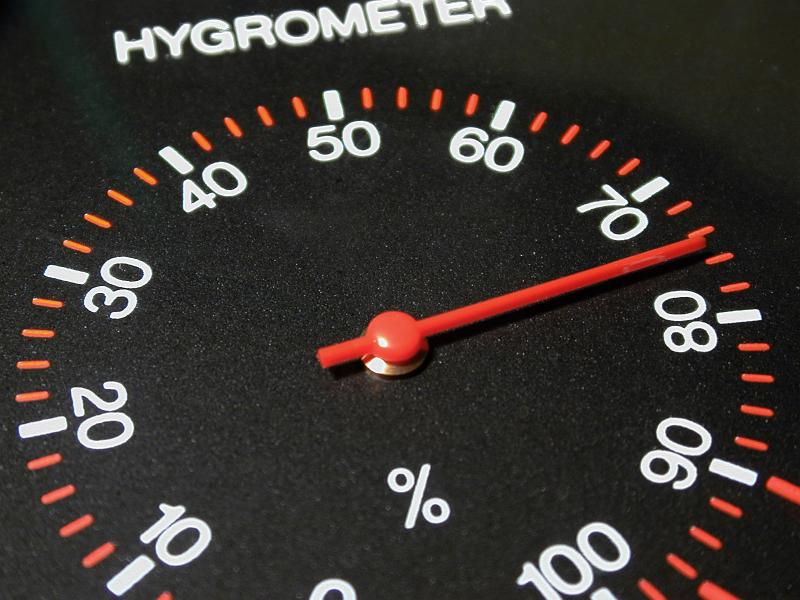 Free image of Circular hygrometer gauge measuring humidity